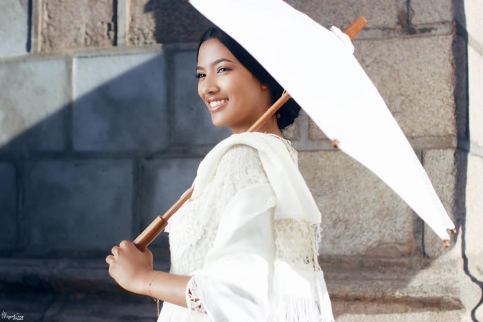 VIDEO. Les candidates à Miss Madagascar posent en tenue traditionnelle ...