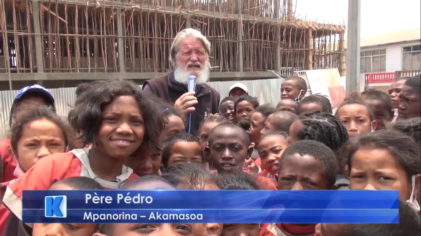 VIDEO. Le père Pedro fait le bilan en malgache après 50 ans au service ...