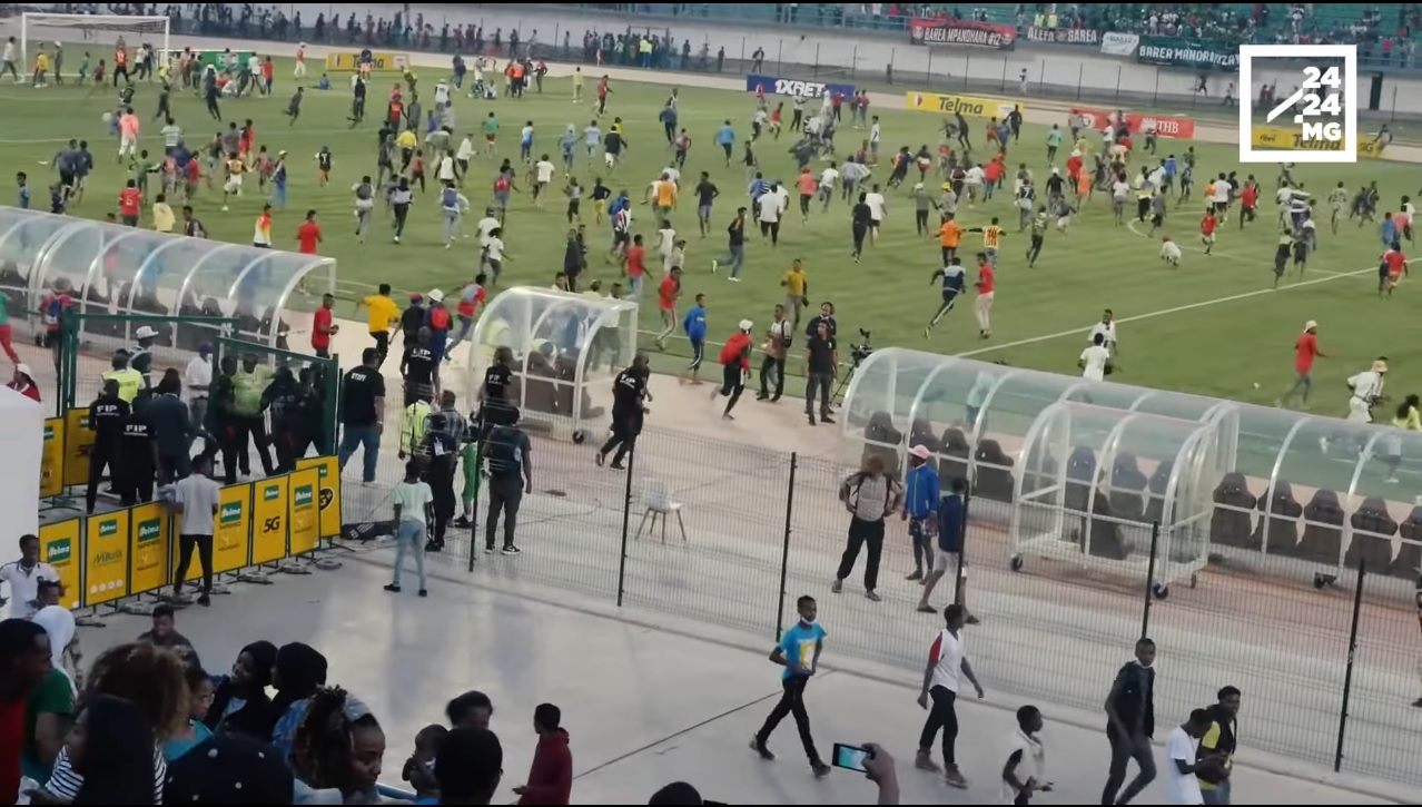 VIDEO. Les spectateurs envahissent le terrain après le match des Barea ...