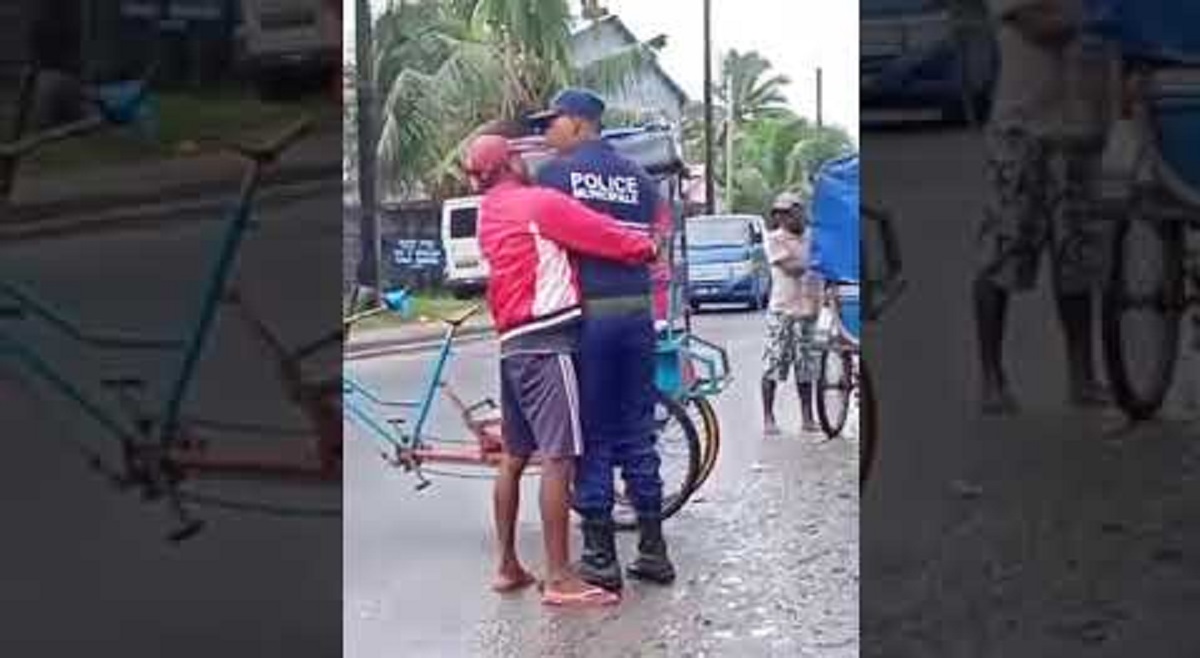 VIDEO. Un policier municipal rackette un tireur de pousse-pousse ...