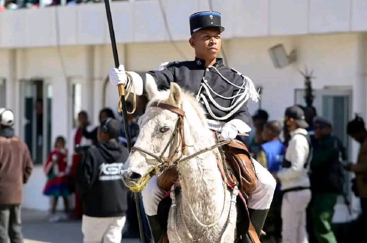 Un cheval squelettique au défilé du 26 juin choque les Malgaches ...