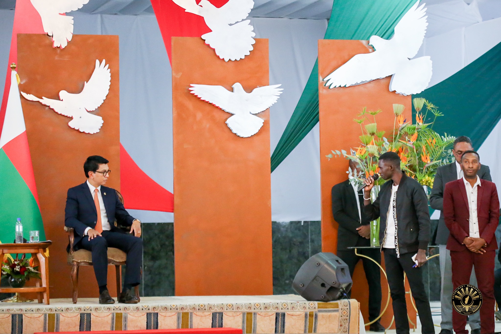 VIDEO. Andry Rajoelina tente une mise en scène à la télévision pour ...